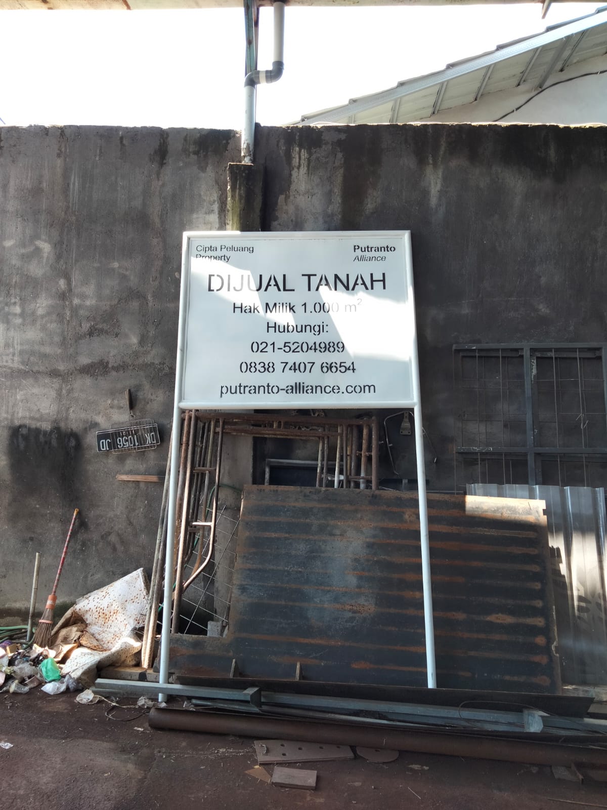 Plang iklan tanah Bali